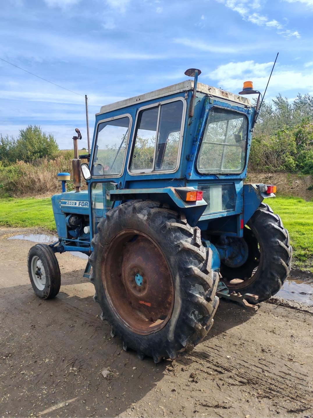 FORD 2600 VINTAGE WORKING TRACTOR C/W DUNCAN CAB AND V5 ! WORK OR PLAY ...